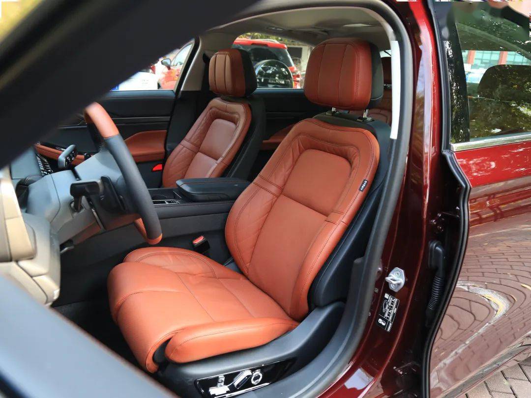 全系2.0T+8AT+27寸4K屏，入门即高配，这台豪车25万就能买！_搜狐汽车_搜狐网
