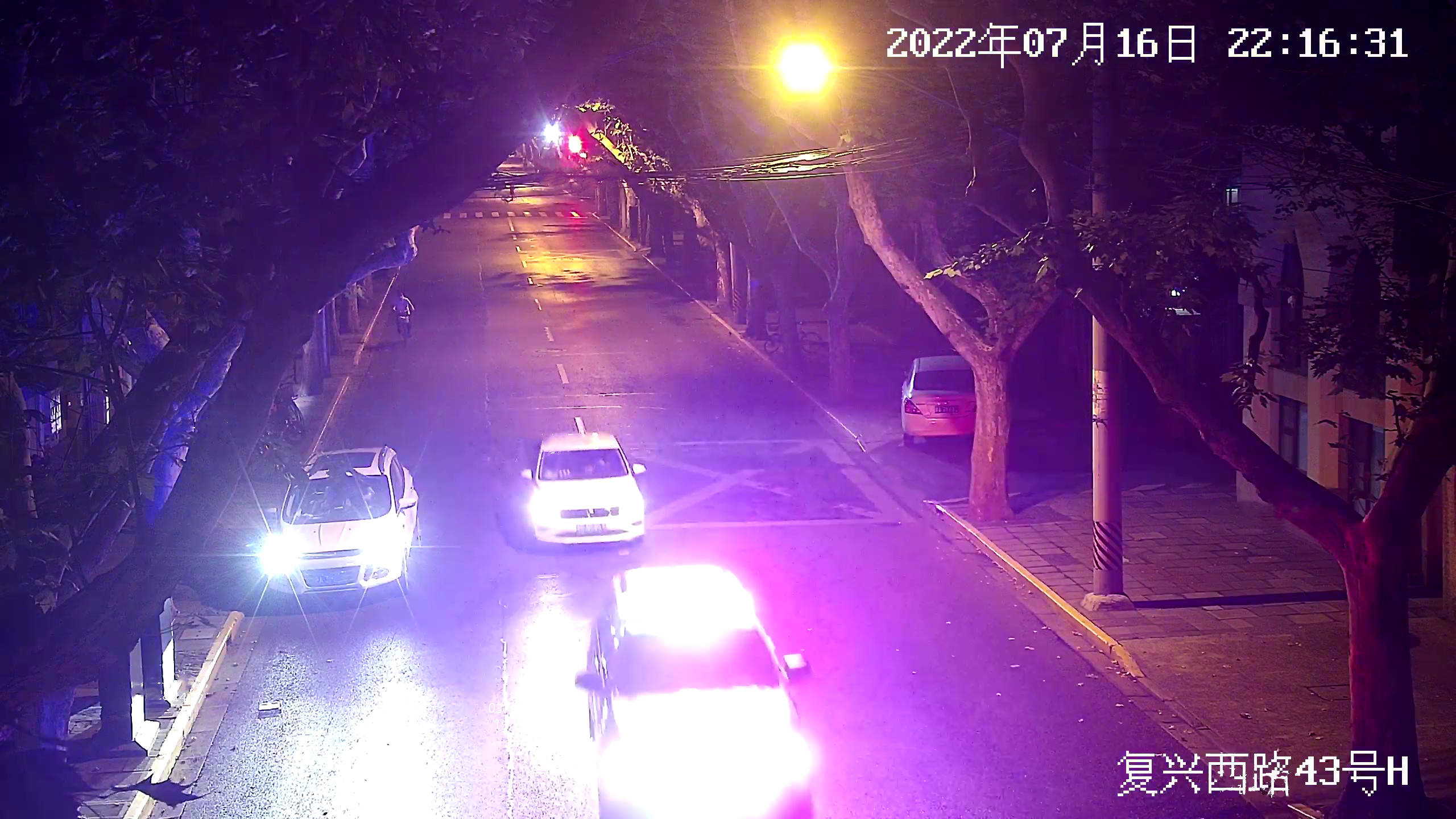 男子工作时不慎绞断手指，徐汇警方紧急开道送医救治吴先生工友