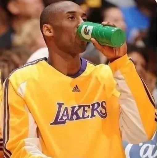 在高强度的NBA比赛中，球员一般会喝什么水？为什么？_都会_运动_1