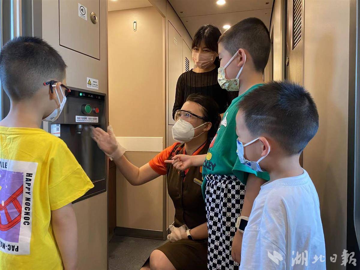 列车上开展儿童防烫伤宣传_旅客_朱巧云_李宜蓉