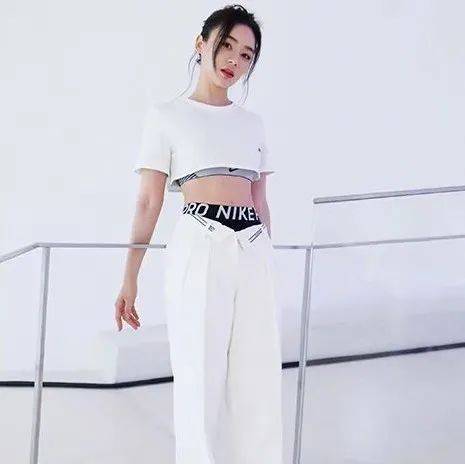 bra+运动裤=夏季“王炸组合”！又飒又欲，简直A爆了！_束脚_健身房_望而远