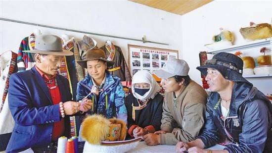 安多手工艺人才加36年传承非遗技艺，只为做好一顶 英雄帽”服饰传统帽顶