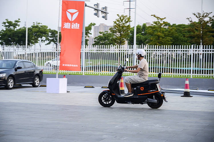 雅迪发布TTFAR石墨烯4代电池 冰冻、碾压实验展示硬核实力_搜狐汽车_搜狐网