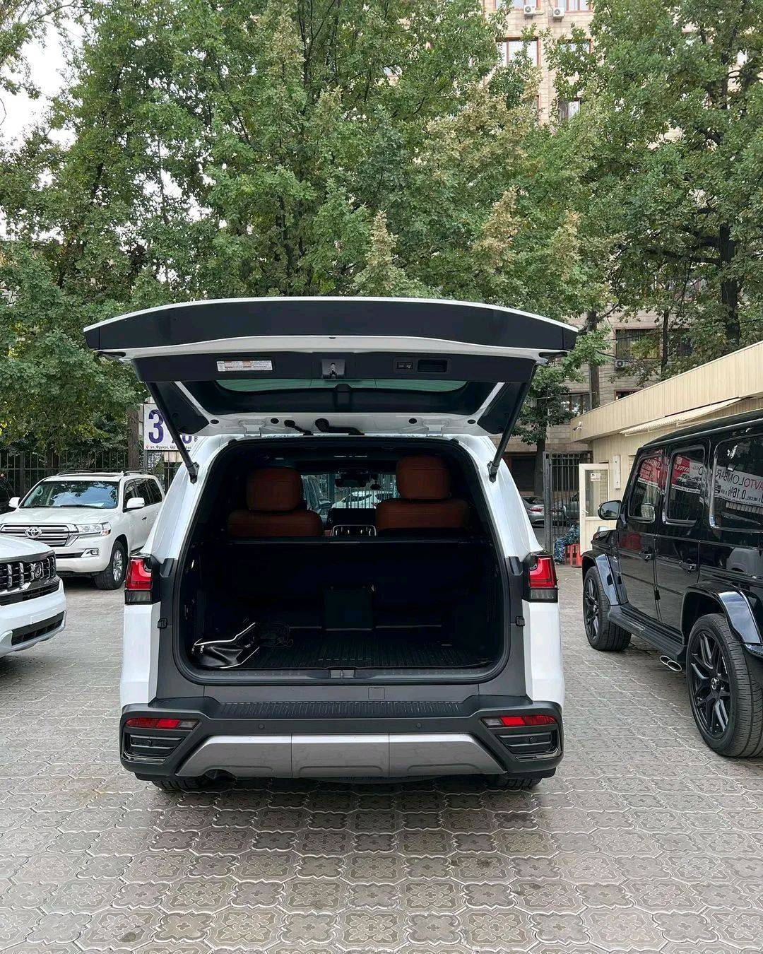 实拍新版雷克萨斯LX，格栅面积增大，6缸双涡轮+7座，标配激光大灯_搜狐汽车_搜狐网