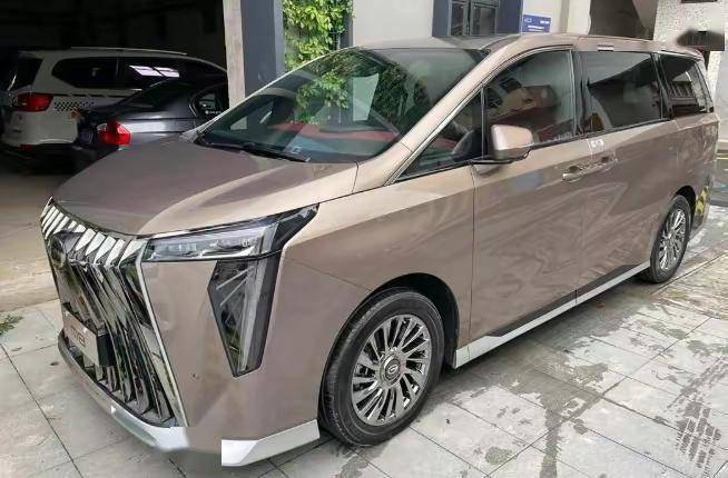 实拍新款传祺M8，2.0T+电动侧滑门，首次与雷克萨斯LM同框，霸气_搜狐汽车_搜狐网