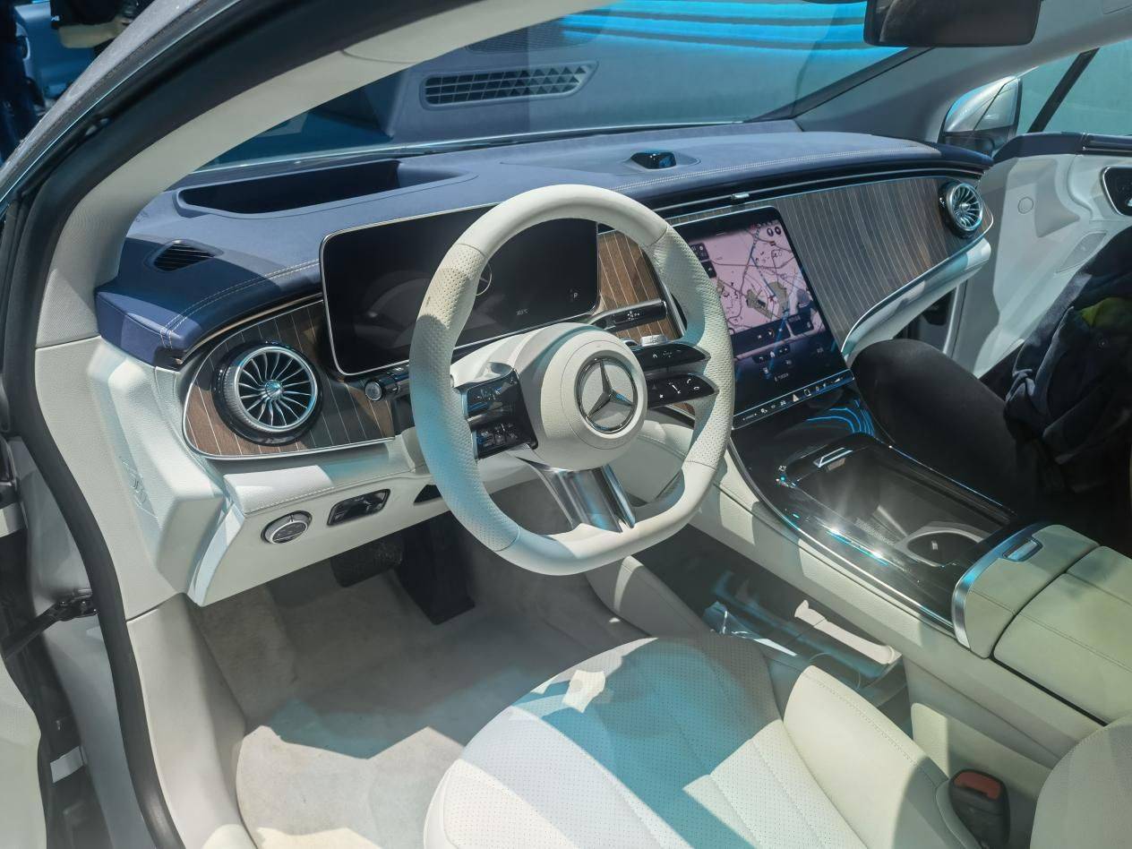 2022成都车展：首台EVA平台国产车型 52.8万起售 奔驰EQE公众亮相_搜狐汽车_搜狐网