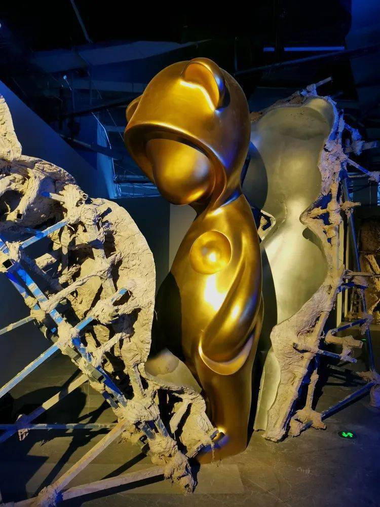 雅昌专稿 | 悲伤之外，是希望生长的地方_Leon_Wang_展览