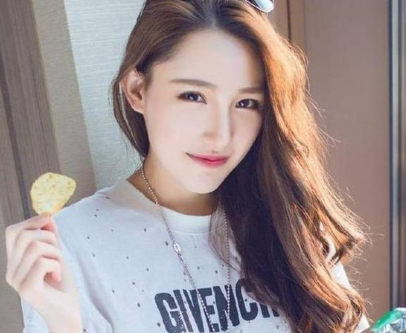 轻松一刻：小李走错了女厕所，遇见美女说：我这儿也是女生专用… -6park.com