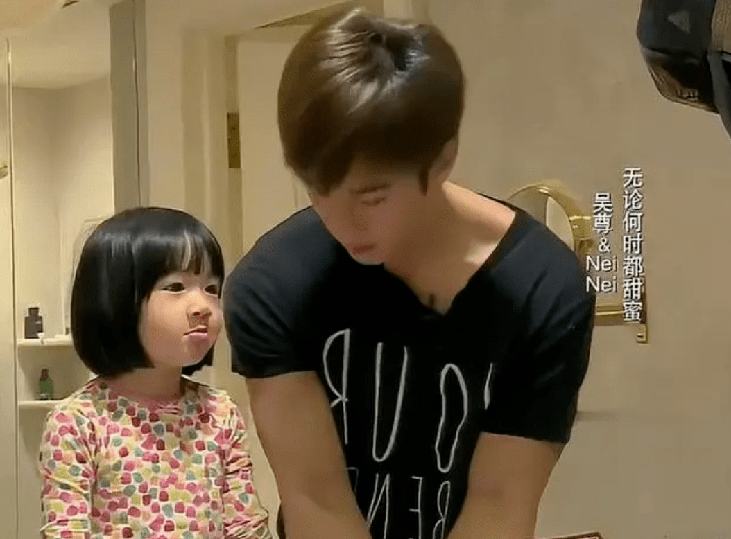 吴尊儿女首次在中国上学，12岁女儿很紧张，意外暴露9千万豪宅_Neinei_孩子_文莱人