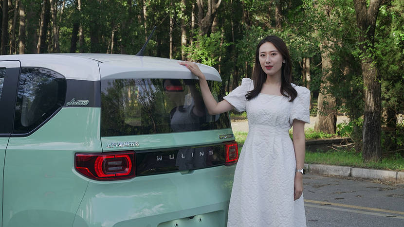 可爱风微型电动车二选一，QQ冰淇淋和宏光MINIEV你站谁？_搜狐汽车_搜狐网