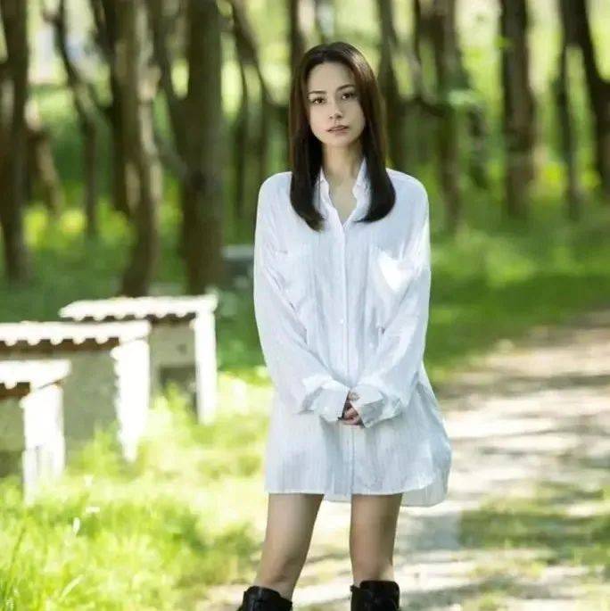41岁阿娇下衣失踪秀美腿！穿着大胆曲线优美，皮肤白皙宛如少女国家有关声明衬衫