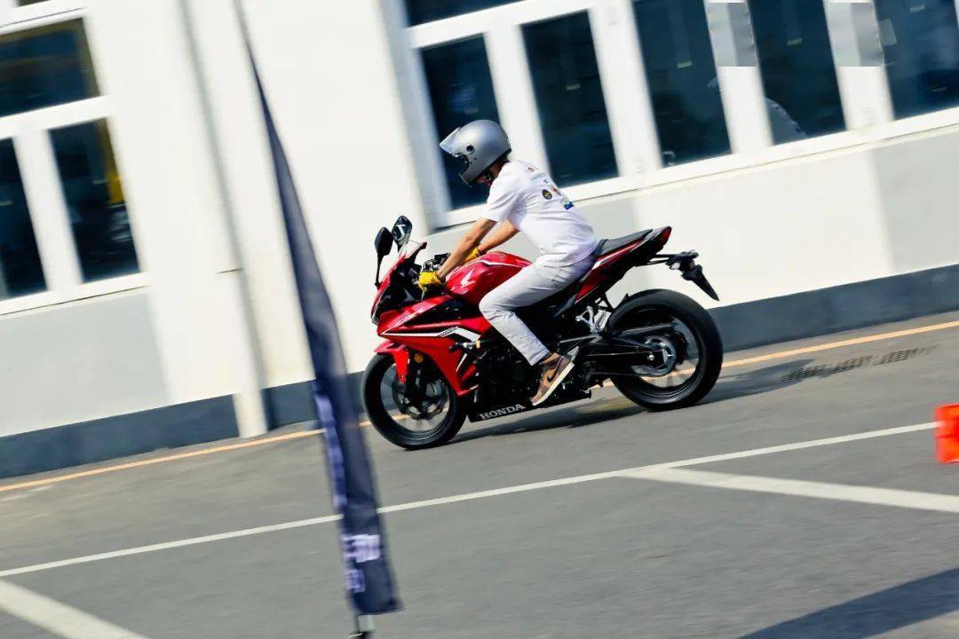 CBR400R首场试驾！女车友是这么说的_搜狐汽车_搜狐网