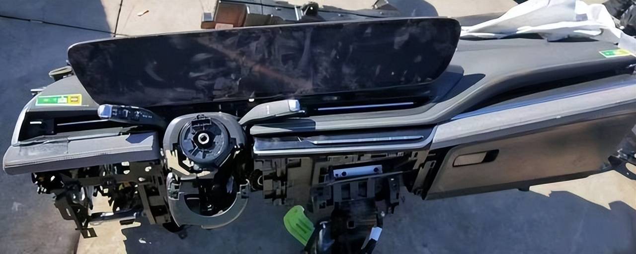 别克“世纪”实车下线，电动滑轨+车载冰箱，标配9AT，或售40万起_搜狐汽车_搜狐网