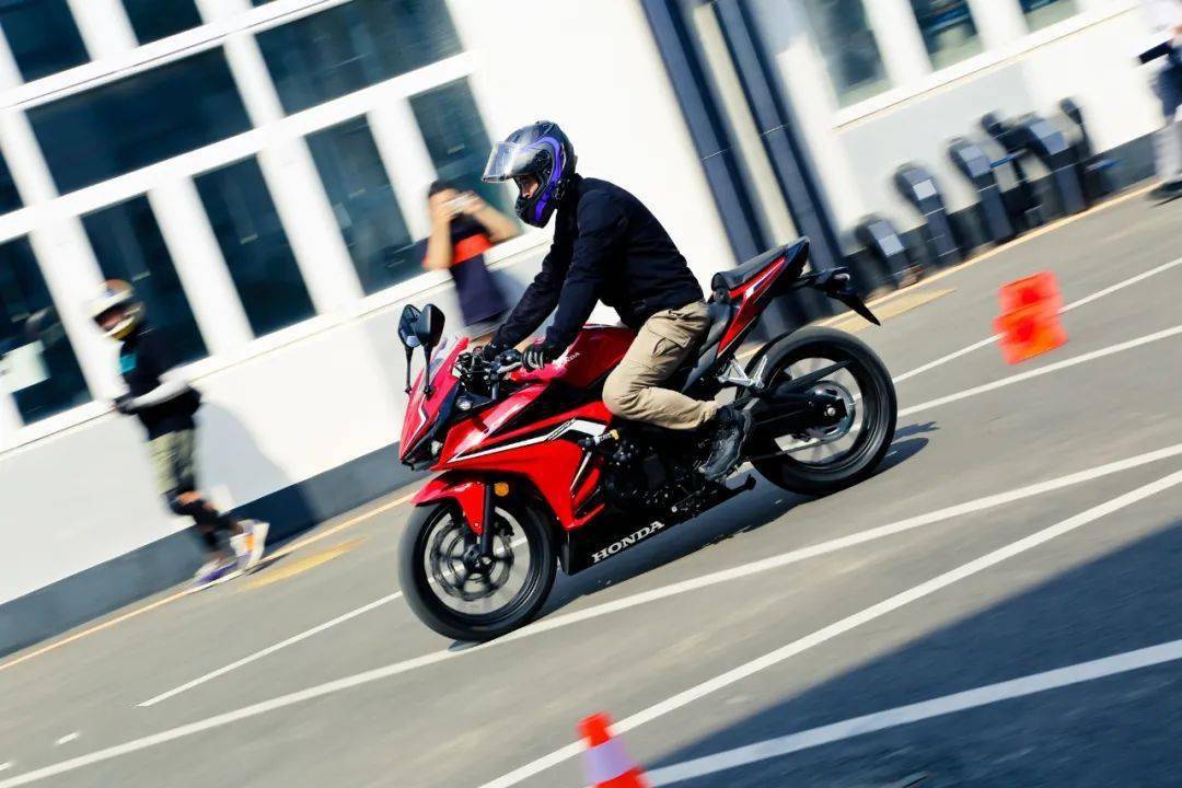 CBR400R首场试驾！女车友是这么说的_搜狐汽车_搜狐网