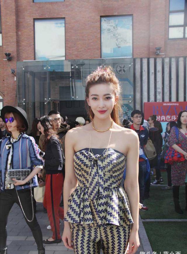 周知去看秀穿得真时髦，抹身材上衣配紧身裤，170身材气质媲美超模 -6park.com