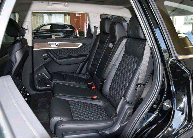 红旗HS6亮相街头，车长近5米，标配2.0T+爱信8AT，剑指福特锐界！_搜狐汽车_搜狐网