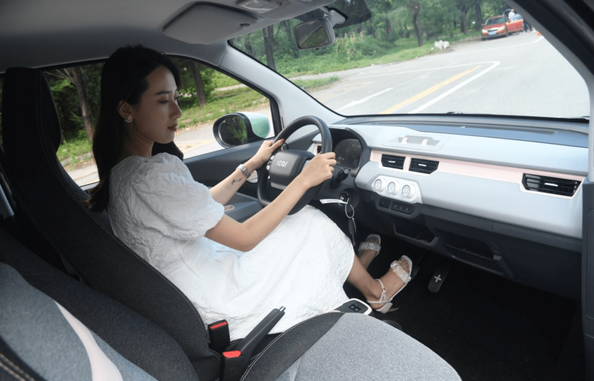 三部iPhone就能买奇瑞QQ冰淇淋 没有融在嘴里，却是甜在心里_搜狐汽车_搜狐网