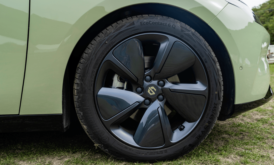 实拍零跑C01：3.66s破百！续航717km 纯电轿车“价格屠夫”？_搜狐汽车_搜狐网