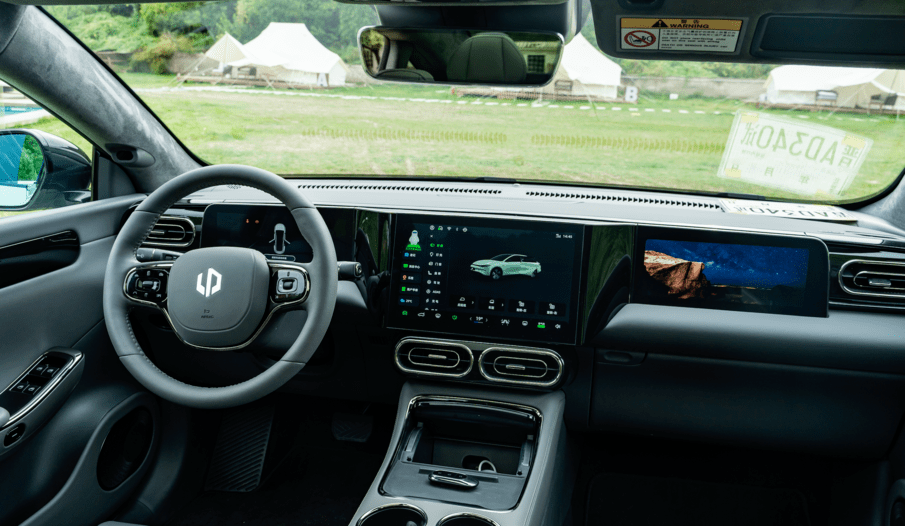 实拍零跑C01：3.66s破百！续航717km 纯电轿车“价格屠夫”？_搜狐汽车_搜狐网