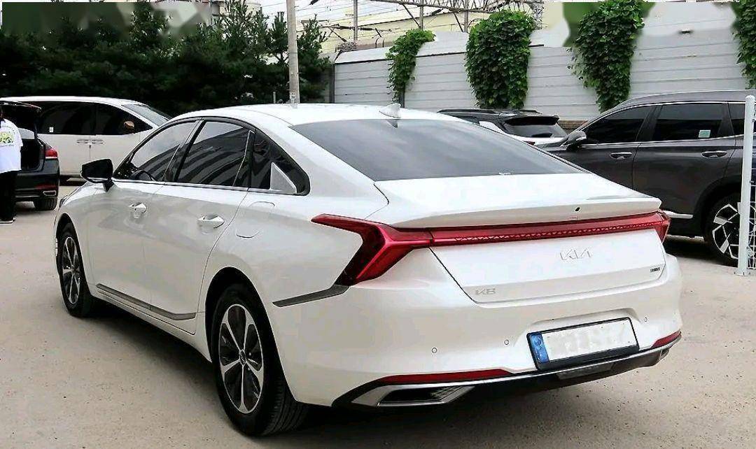 KIA亮出“旗舰”，气场不输红旗H5，6缸+长轴距，新款起亚K8曝光_搜狐汽车_搜狐网