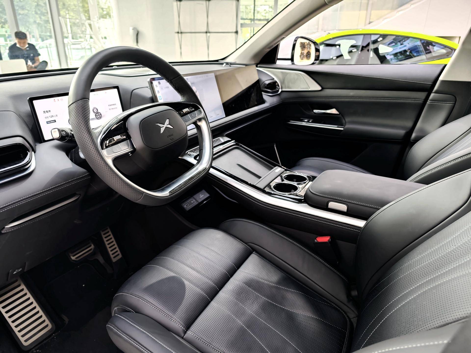 选它还是理想L7？实拍体验小鹏G9 外形简洁/内饰科技感强_搜狐汽车_搜狐网