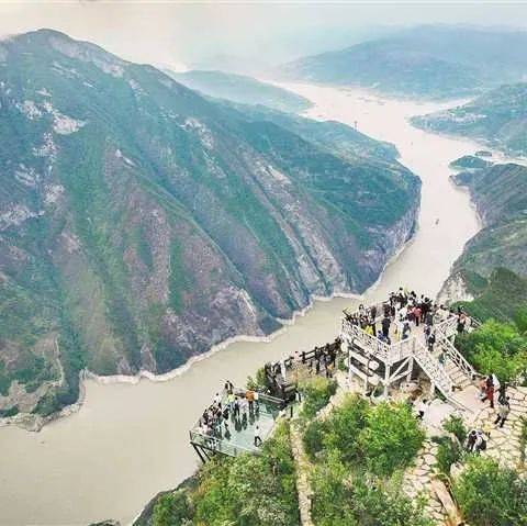 Enjoy the magnificent view at the Top of Three Gorges_Fengjie_in_County