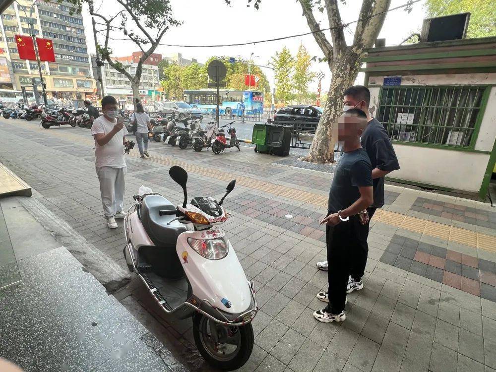 再现街头骑摩托抢钱，这傻叉劫匪是有多欠钱呀？！ | 大蕲头条_聂大娘_小池_蕲春