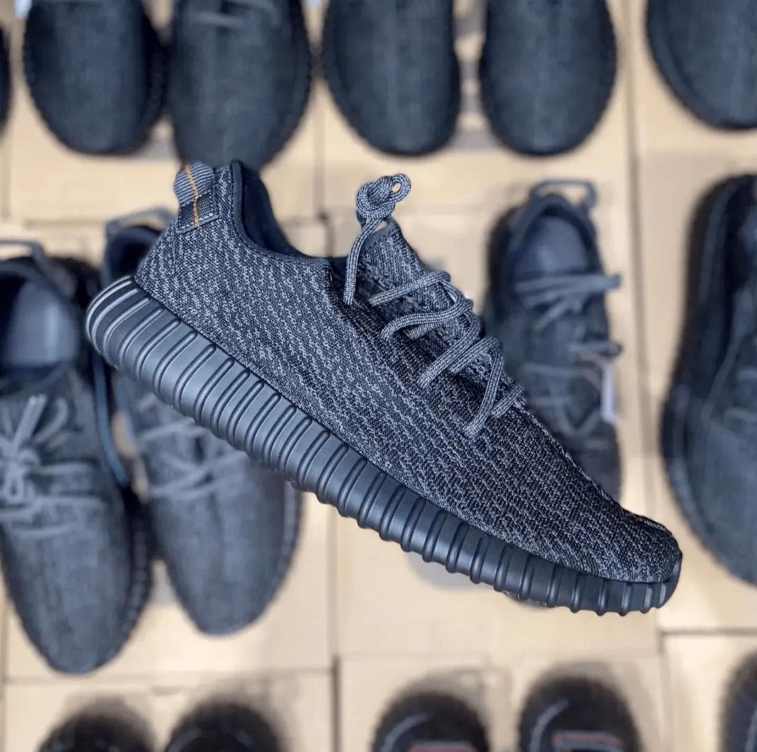 「指南针运动专栏」情怀归来！YEEZY 350 初代全黑，将于2023年初再次发售！_球鞋_后续_侃爷