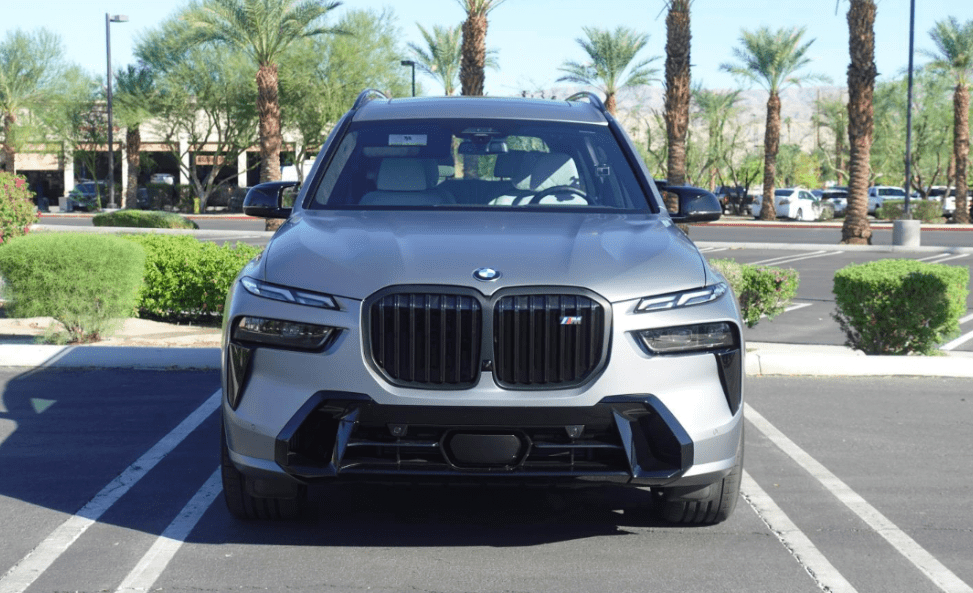 海外实拍新款宝马X7 M60i，智能车机，搭4.4T V8+48V轻混动力_搜狐汽车_搜狐网