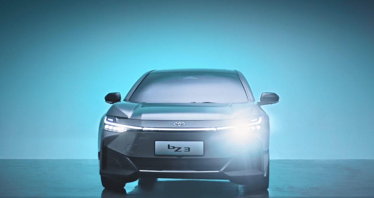 竞争特斯拉Model 3！丰田bZ3正式发布，搭载比亚迪动力_搜狐汽车_搜狐网