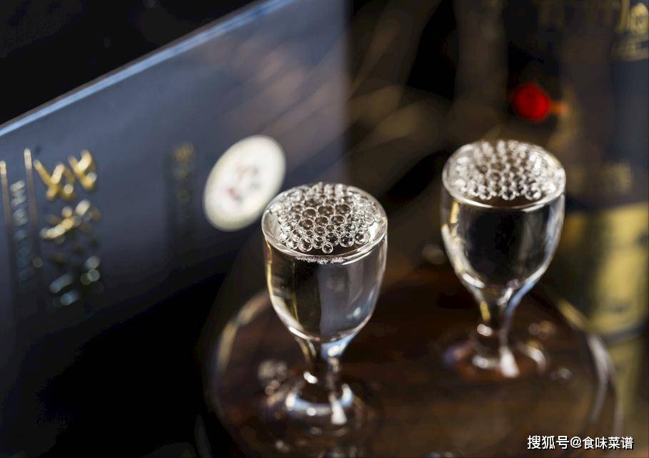 喝白酒时，选高度酒还是低度酒？哪一个对身体好，很多人都搞错了酒精入口酿造