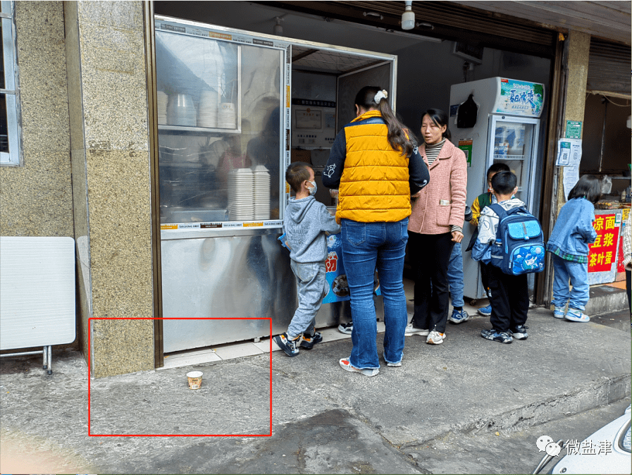 【曝光台】盐津三中、黄小至一街气象局路段随地乱扔垃圾现象突出!盐津县上下学城市