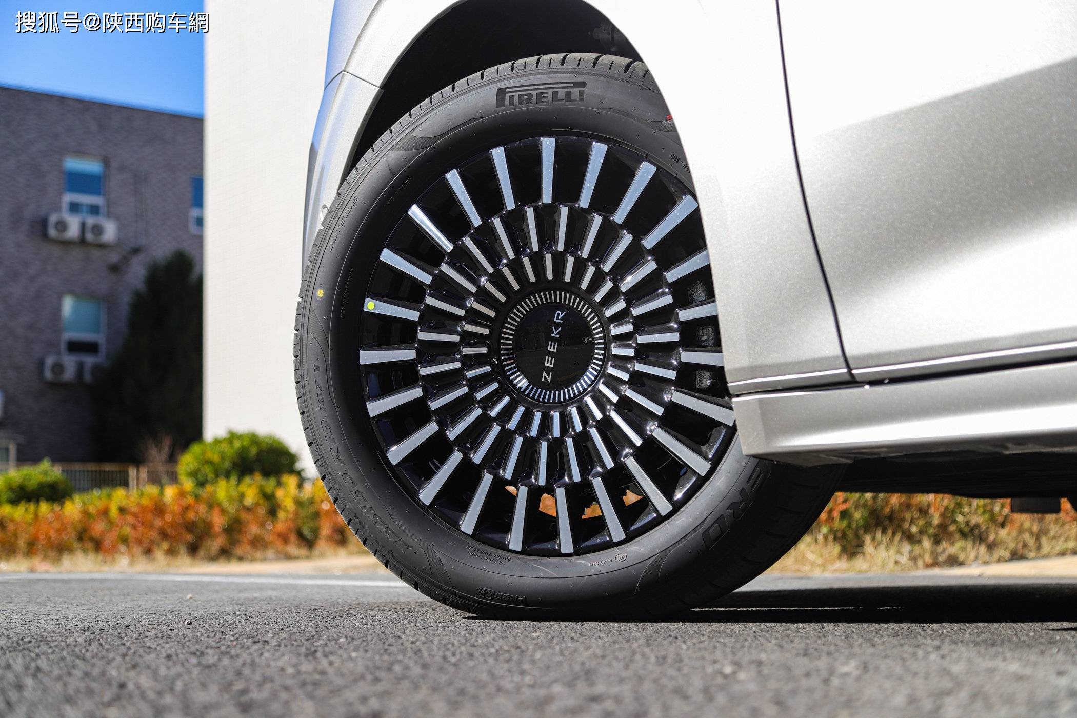 纯电平台打造的 MPV极氪009试驾_搜狐汽车_搜狐网