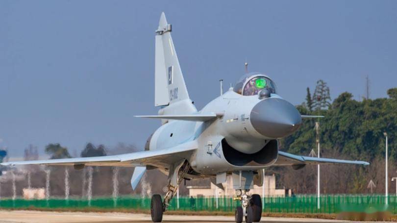 8个月交付19架，最新批次歼10CP曝光，配置比我军自用版还高_战机_铁空军_巴铁