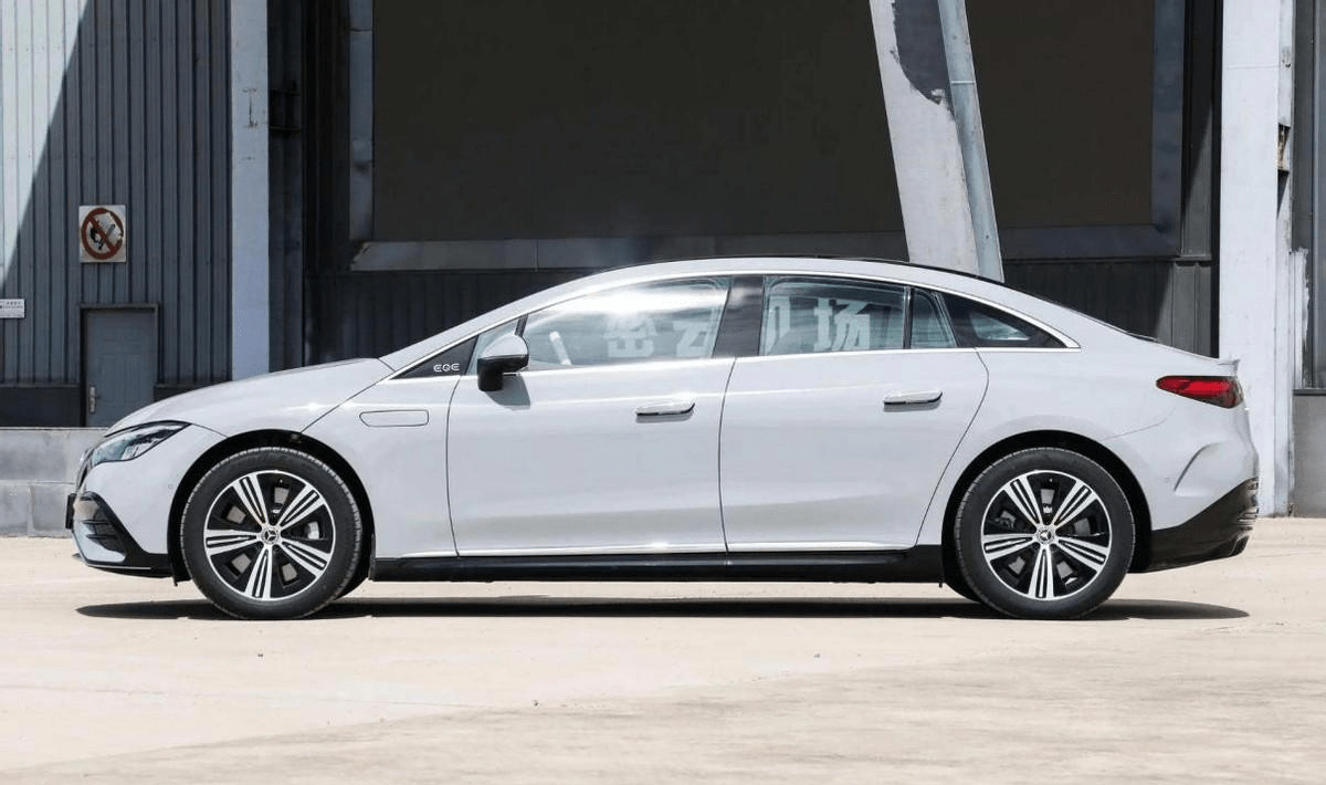 全系大幅降价，内饰豪华，入门即有752km续航，实拍奔驰EQE_搜狐汽车_搜狐网