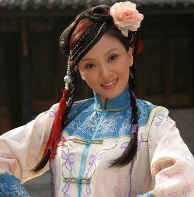妩媚不低俗的彭丹，从艺多年头脑清醒，48岁活出真我精彩杂志香港作品