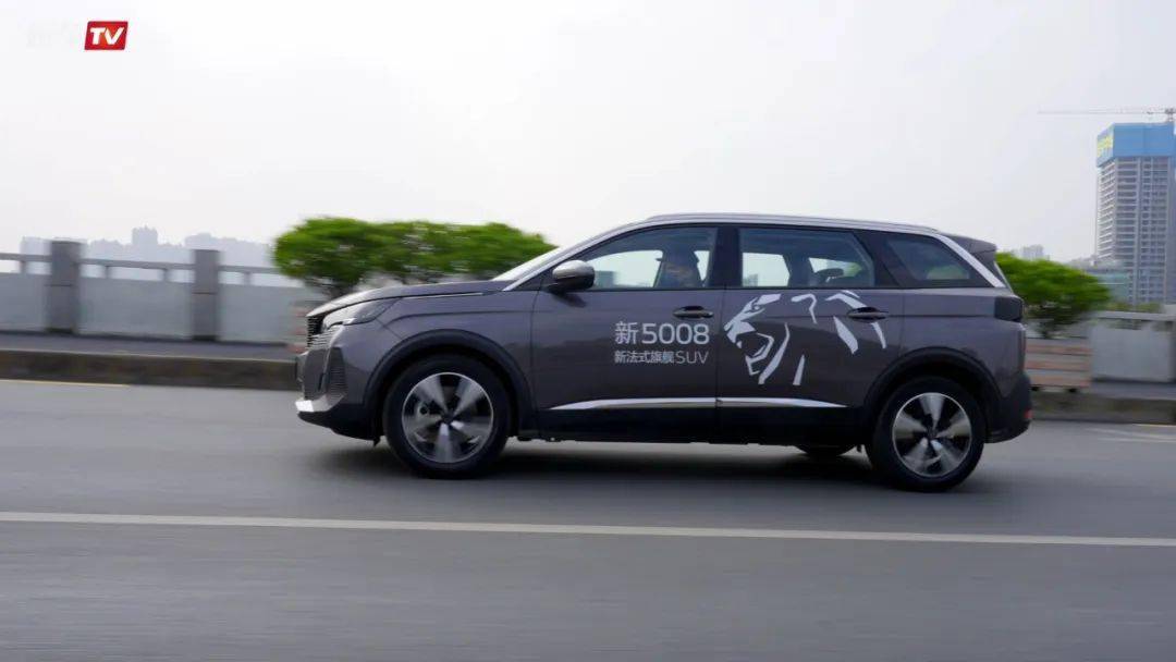 首款新狮标SUV！1.8T+爱信8AT，越级底盘素质是我没想到的！_搜狐汽车_搜狐网