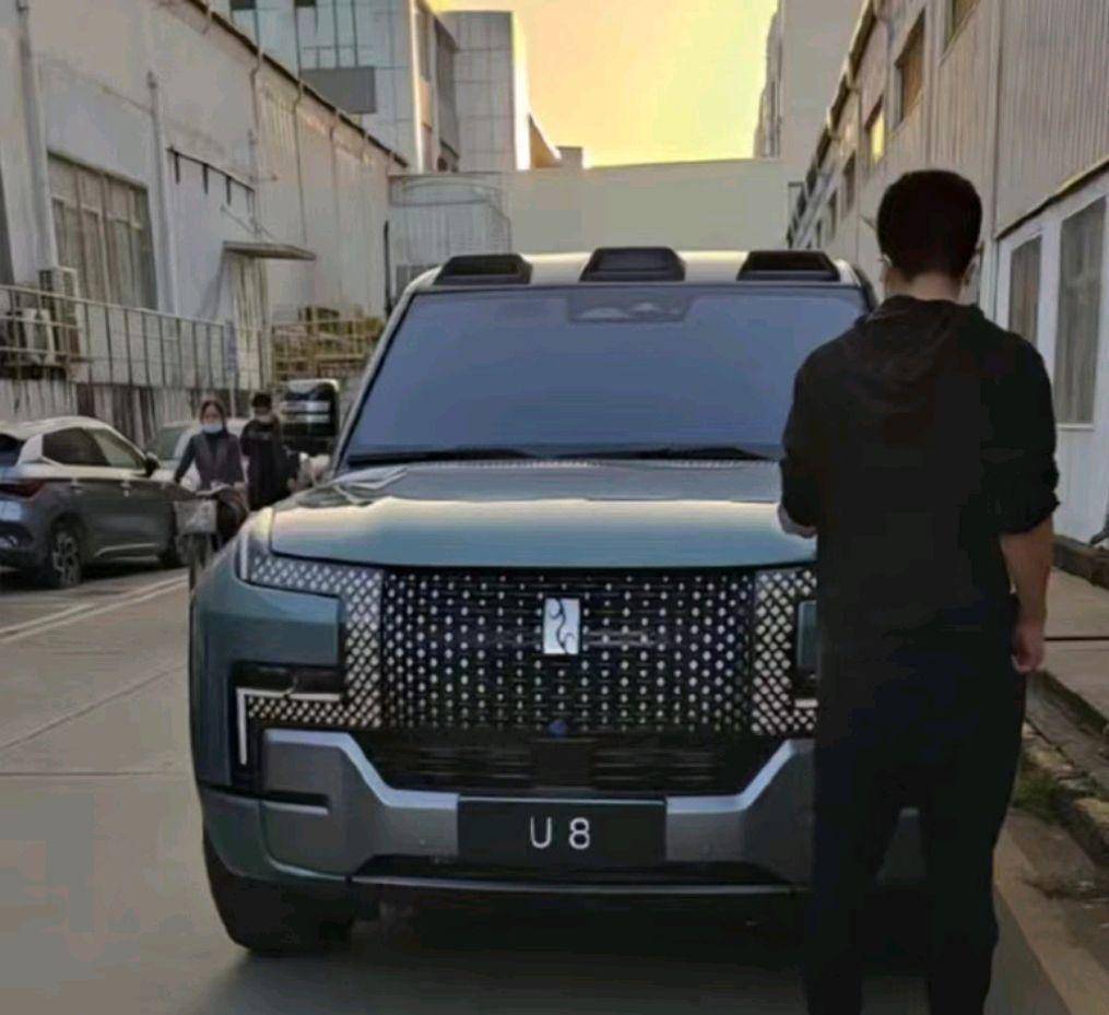 工厂实拍比亚迪“仰望U8”，灯光效果曝光，威猛霸气，内饰更华丽_搜狐汽车_搜狐网