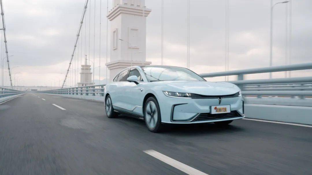 ET7迎来对手 岚图追光卷出新高度 还能撼动56E！？_搜狐汽车_搜狐网