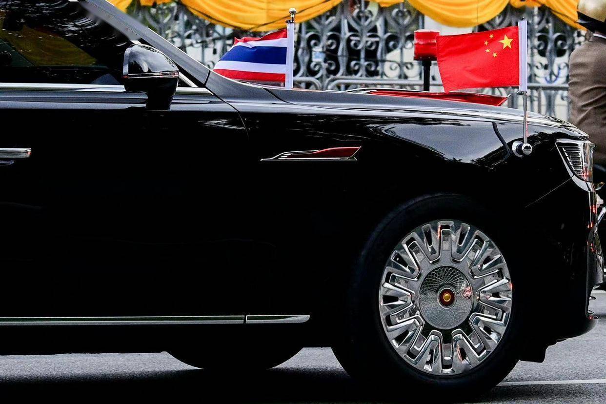 气场强大！近距离实拍红旗N701，配置曝光，全新造型更有豪车风范_搜狐汽车_搜狐网