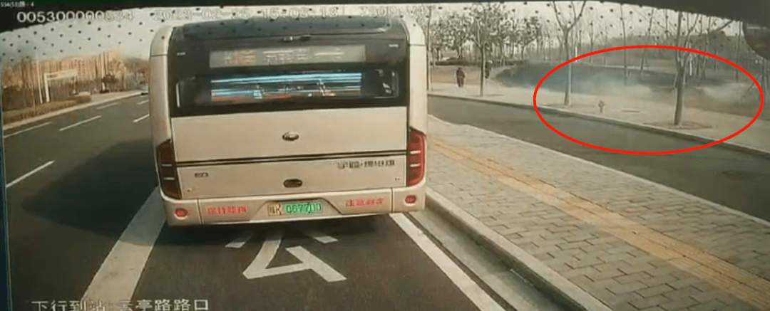 监控拍下！阜阳这俩人突然冲上去……_灭火_驾驶员_程师傅