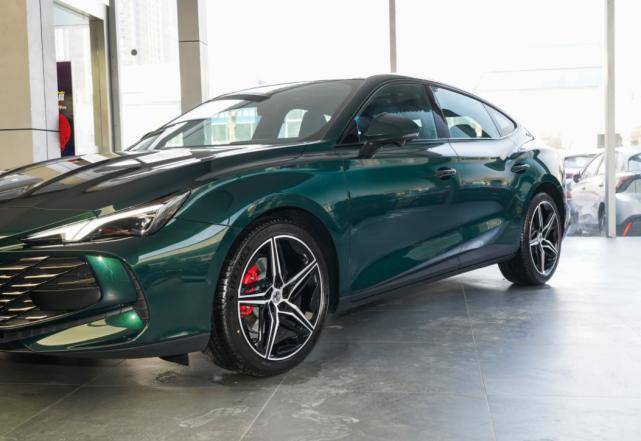 国产“帕拉梅拉”到店，261马力9at，配主动式尾翼，真正中端轿跑_搜狐汽车_搜狐网