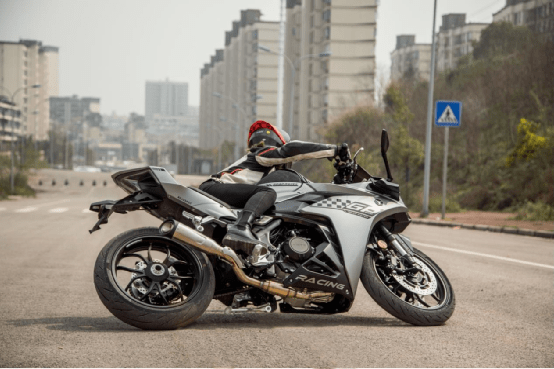 元图GP250动态测评：赛道基因下放，两万级最强双缸仿赛深度解析！_搜狐汽车_搜狐网