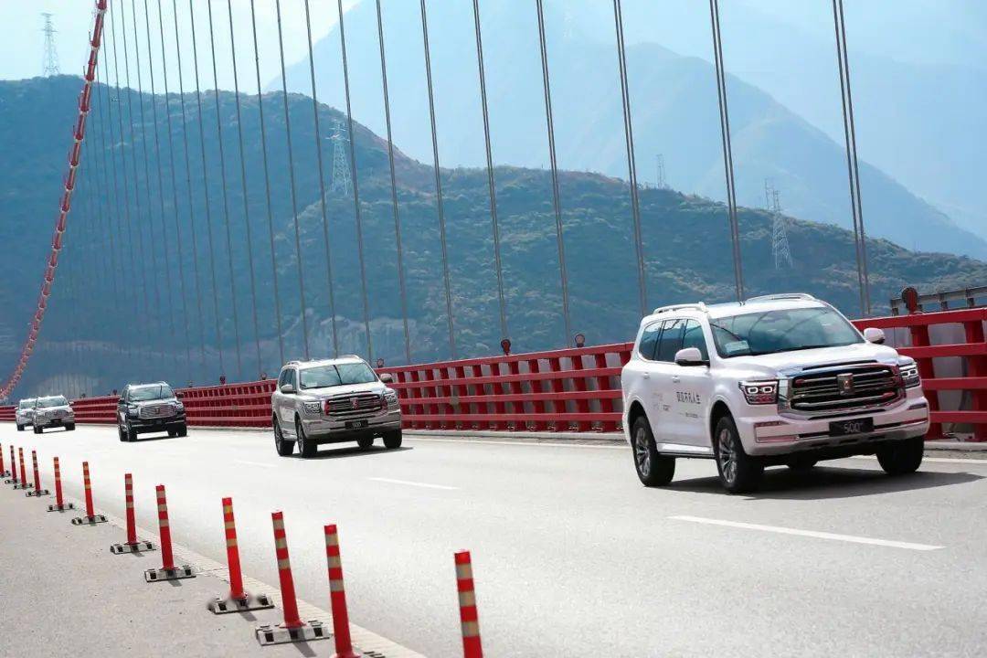 3.0T+9AT，5米6缸硬核越野，实力不输陆巡，动力媲美揽胜！_搜狐汽车_搜狐网