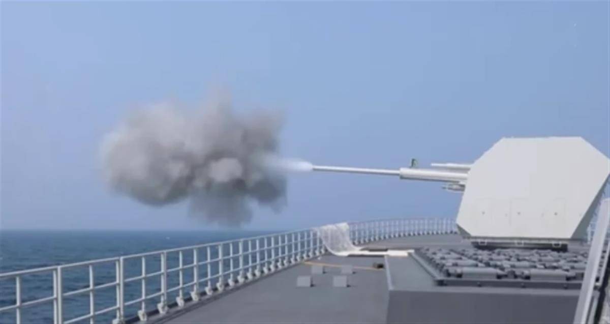 第8艘055型驱逐舰“咸阳”舰入列，与同以陕西城市命名的“延安”舰停泊同一港_舰艇_人民海军_字头