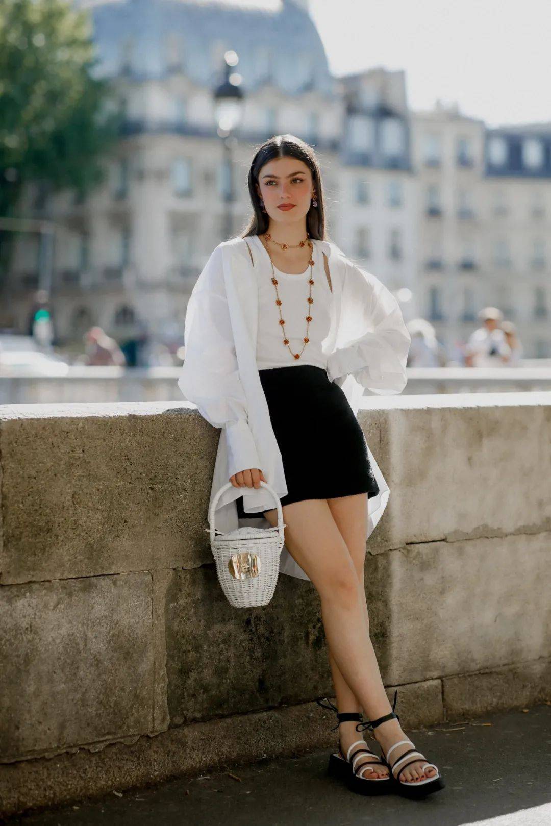 出游第一天，杨幂们都穿上了“铁男”背心 -6park.com