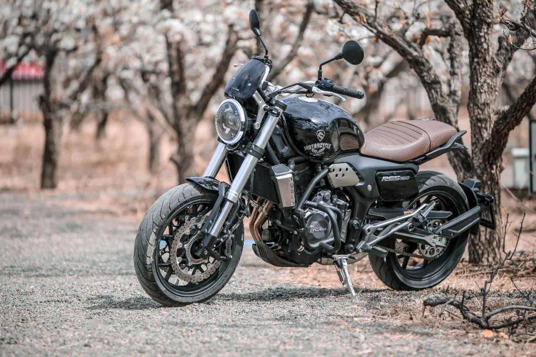 一匹2023年中量级英伦复古黑马——赛科龙RE560_搜狐汽车_搜狐网