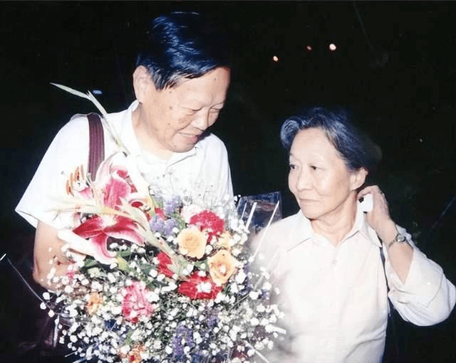 陪伴杨振宁19年，翁帆活成了“替代品”？_杜致礼_派尔斯_女性