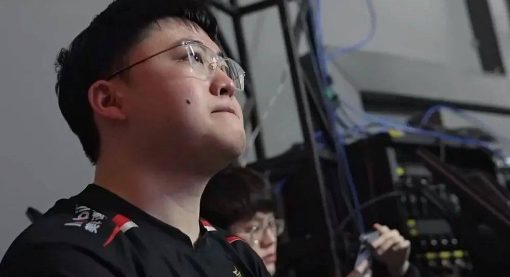 Uzi首次淘汰OMG，赛后绷不住哭了，第四局压力拉满，处于崩溃边缘_比赛_状态_团战