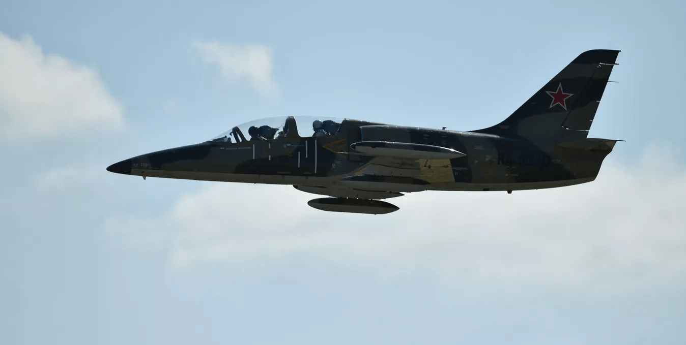 俄国防部：一架L-39教练机于俄南部机场内坠毁，一名机组人员死亡_训练团_俄罗斯_塔斯社